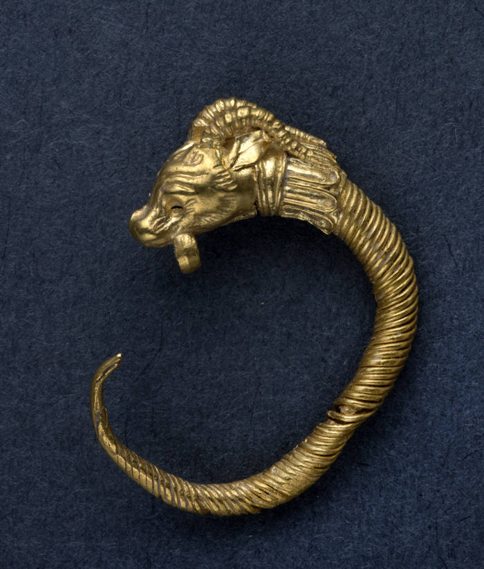 Rare Golden Earring - more than 2,000 years old - discovered in the ...